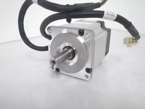 R88M-G20030H-Z OMRON Servo Controller With Incremental Encoder